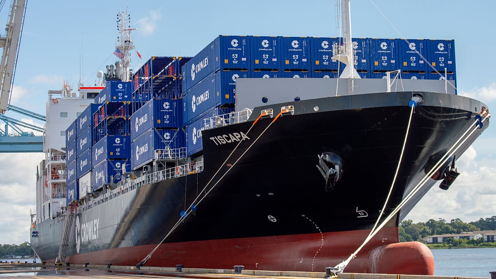 Crowley places new LNG-fuelled containership into service