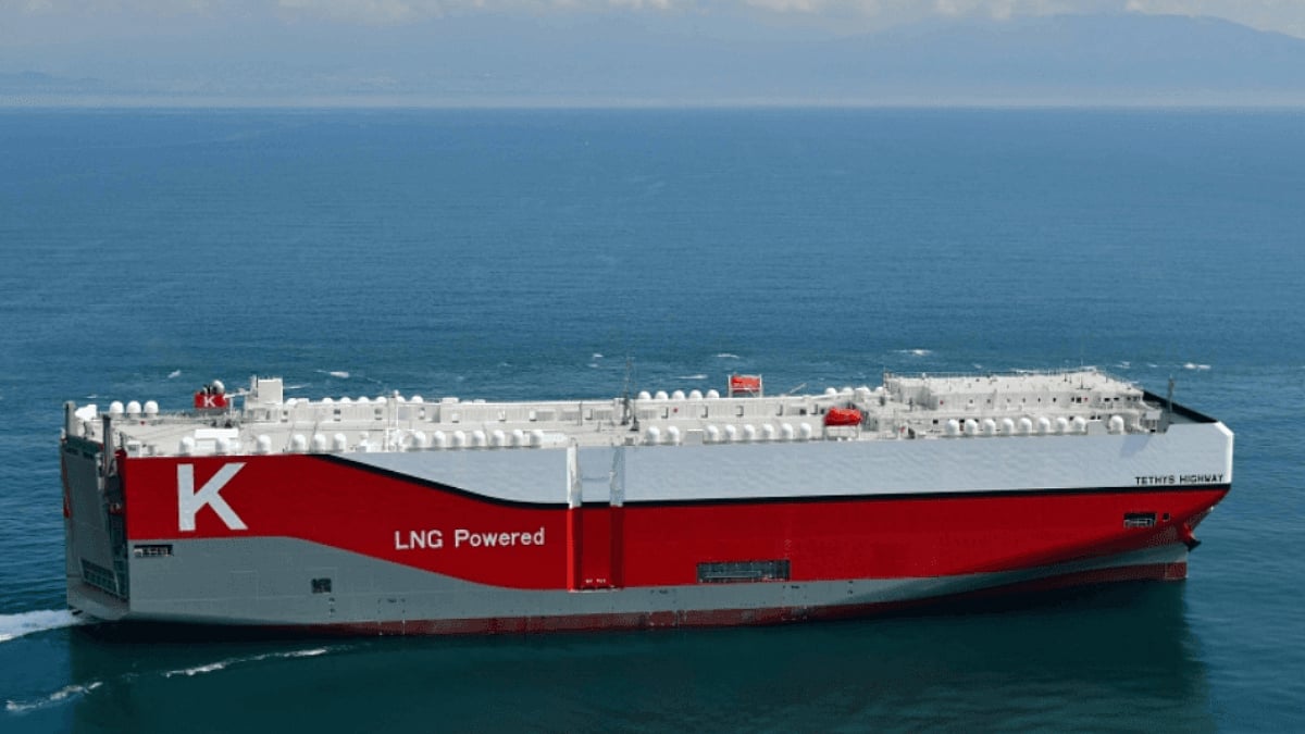 K Line takes delivery of new LNG-fuelled car carrier