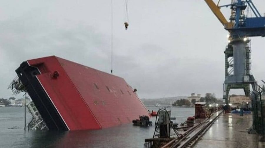 Russian authorities set deadline for removal of sunken crane vessel