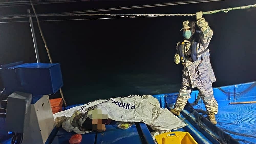 Illegal migrant vessel sinks off Malaysia, hundreds missing