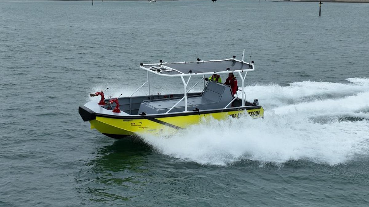 UK builder delivers compact fire/rescue craft for harbour waters