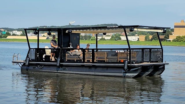 Prive – Modular pontoon boat for sightseeing and private events