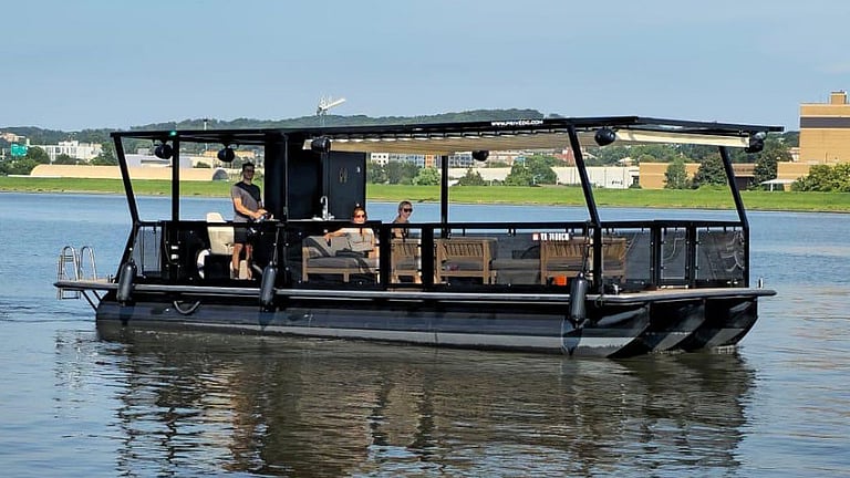Prive – Modular pontoon boat for sightseeing and private events