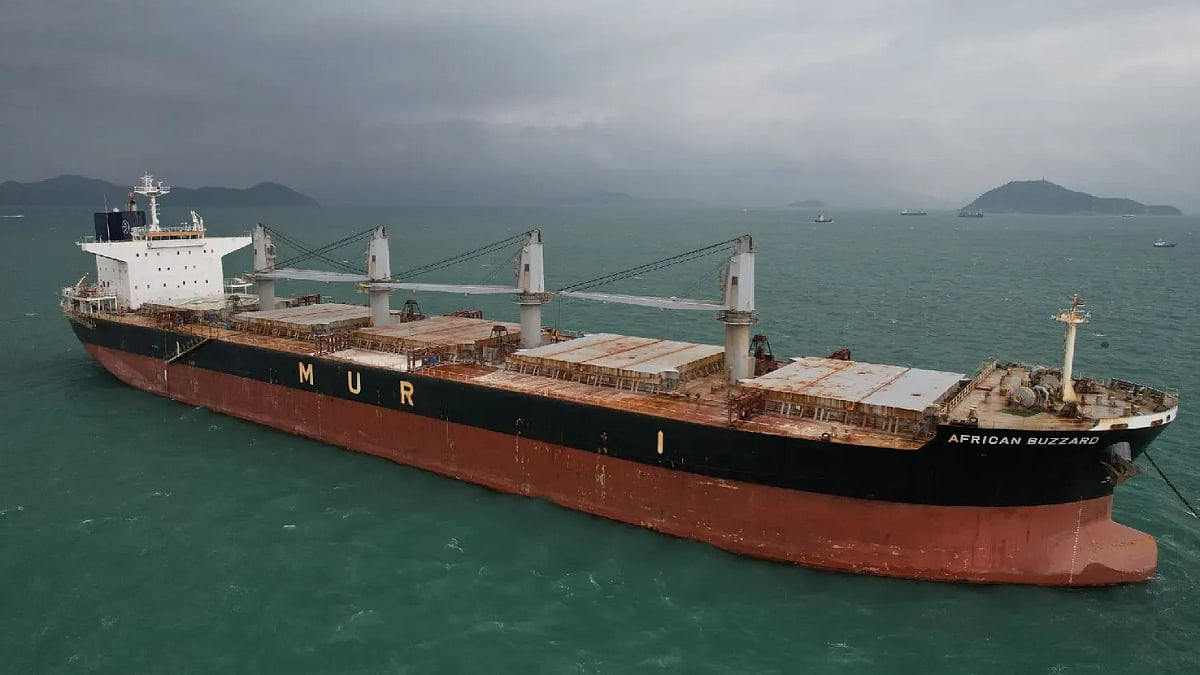 Bulk carrier runs aground following collision on Mississippi River