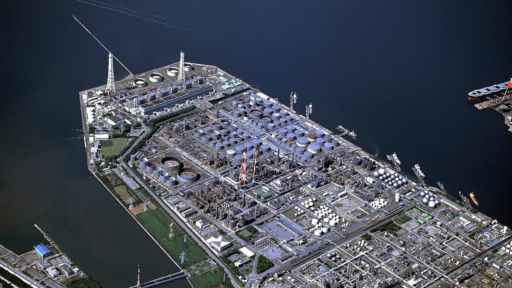 World conflicts and a sliding yen send Japan oil import prices soaring