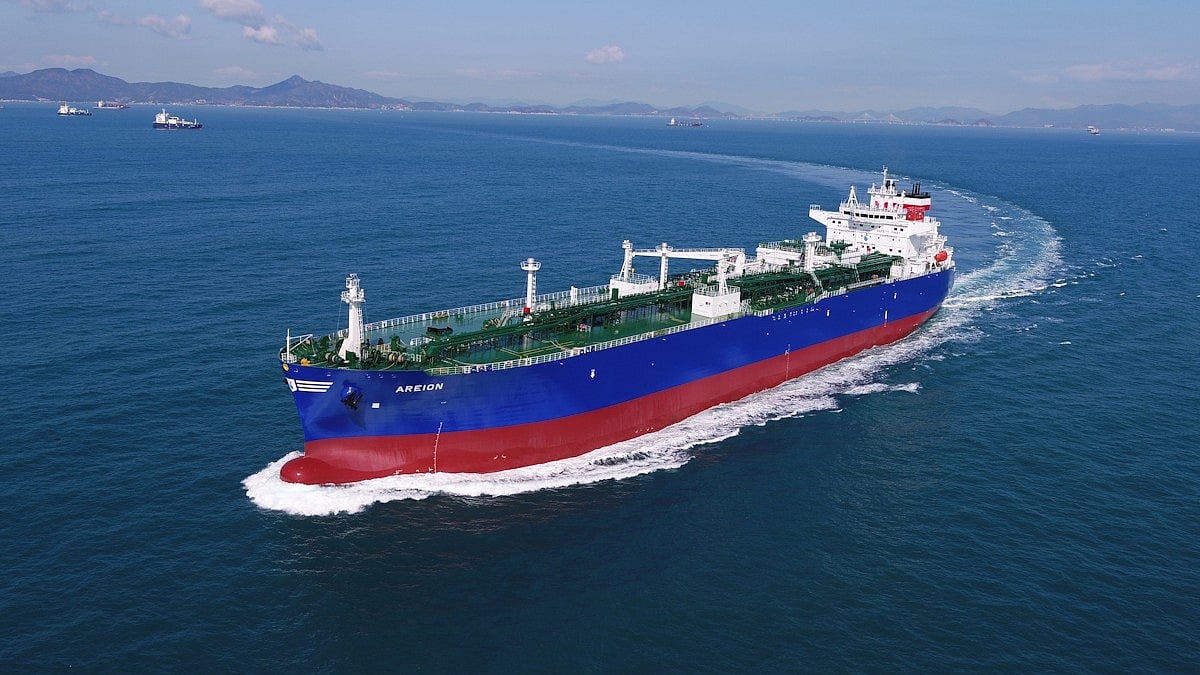 Dorian LPG orders newbuild VLGC and agrees to sell three vessels
