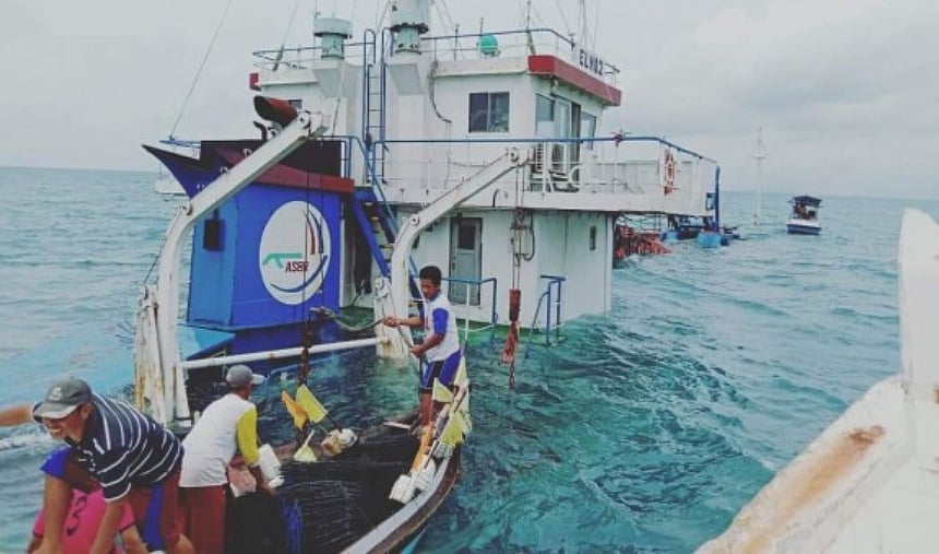 Fourteen rescued from sunken cargo ship in Java Sea
