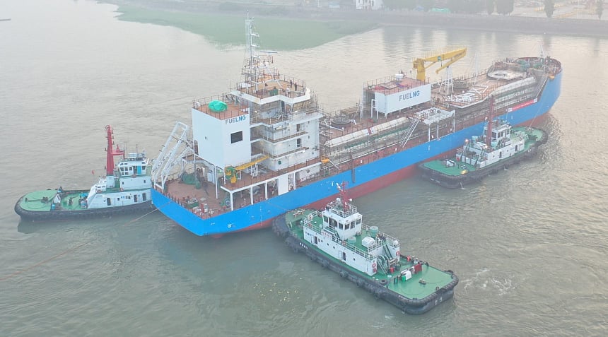 Singapore’s first LNG bunkering vessel hits the water