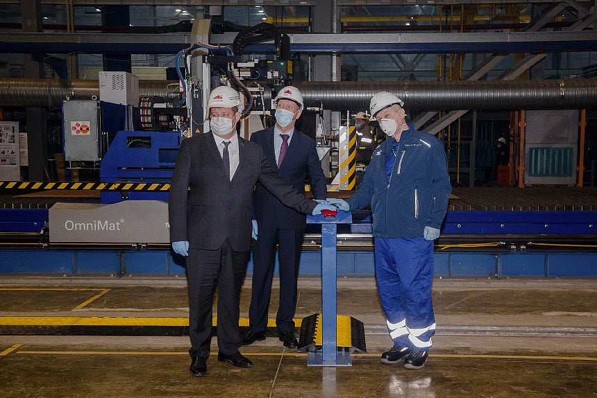 Russia’s Zvezda cuts steel for first locally built LNG carrier
