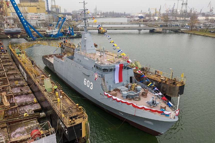 Gdansk shipyard launches new Polish Navy minehunter, tug