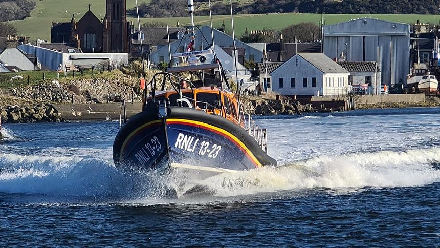 RNLI, Good Samaritans rescue castaways off Girvan, Scotland