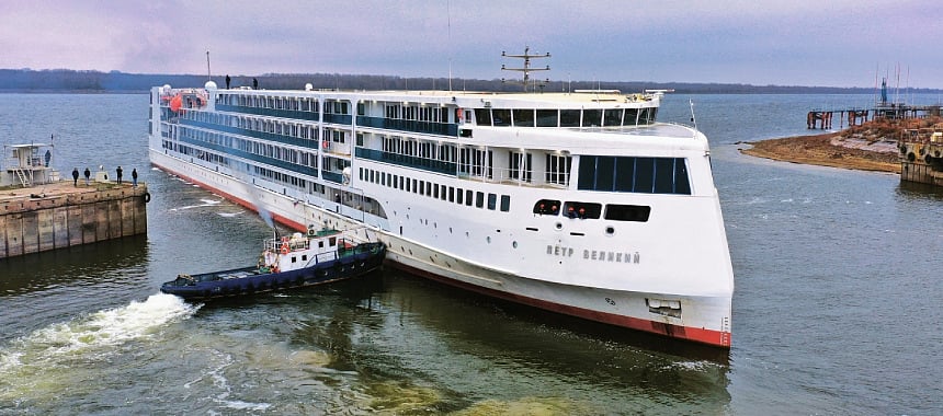 Russian inland cruise ship Pyotr Velikiy begins builder’s trials