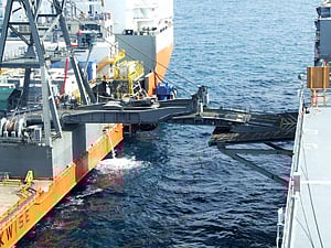 Transferring battle tanks between ships at sea