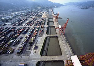 Fujian sea ports first half container throughput falls