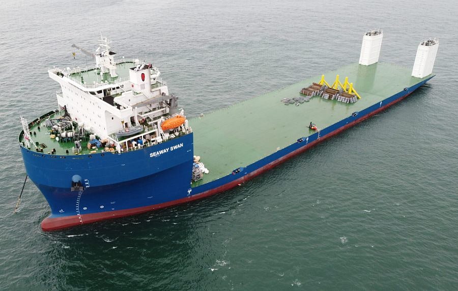 VESSEL REVIEW | Seaway Swan – Chinese-built heavy transporter boasts 50 ...