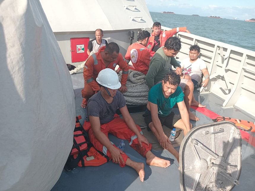 Tanker crew evacuated following explosions in South Kalimantan, Indonesia