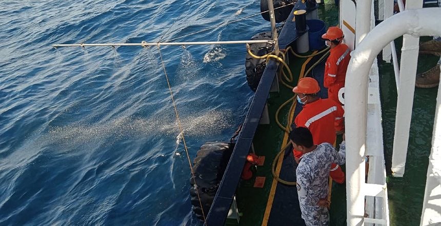 Philippine Coast Guard responds to oil spill following tanker sinking ...
