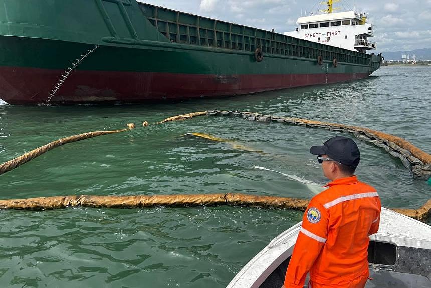 One dead following tug sinking in central Philippines