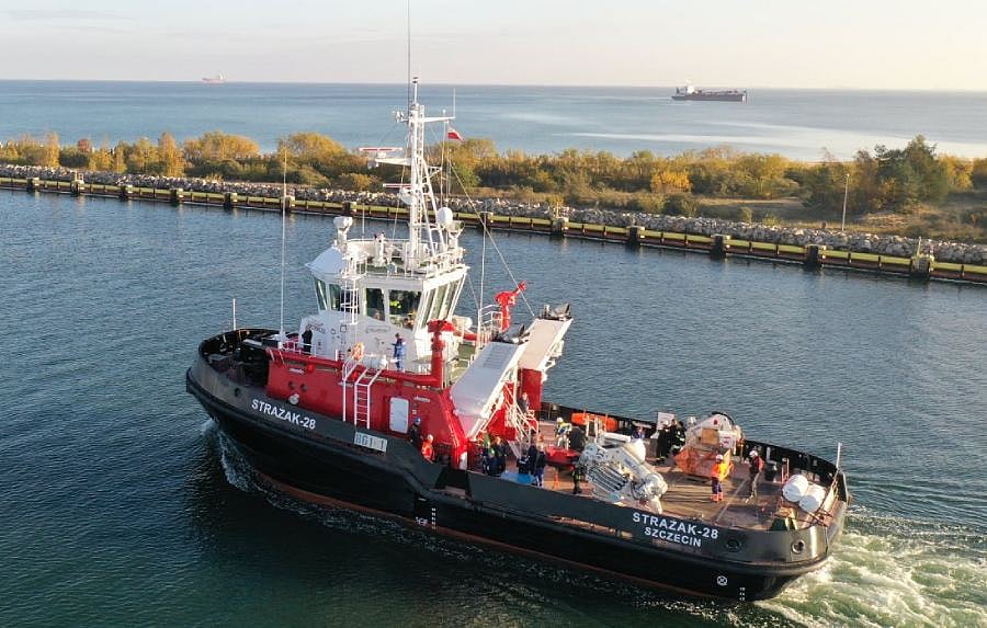 VESSEL REVIEW | Strazak-28 – Polish port authority’s new firefighting ...