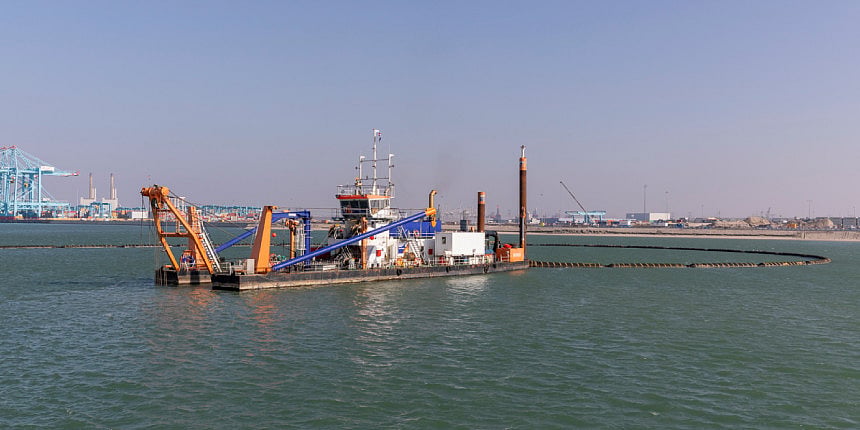 Dredging commences following quay construction in Rotterdam’s Prinses ...