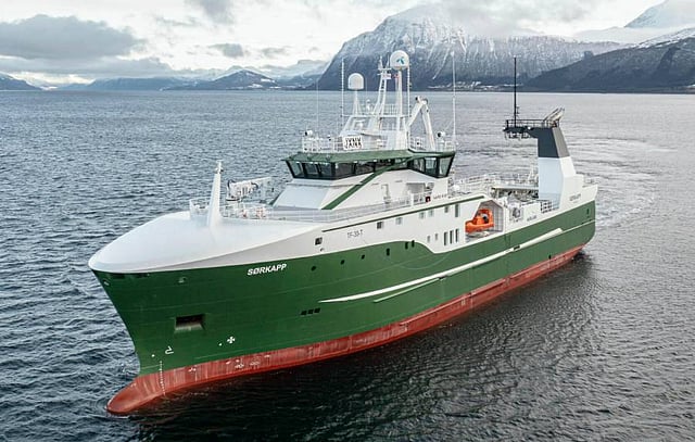VESSEL REVIEW | Sørkapp – New Norwegian stern trawler boasts low ...