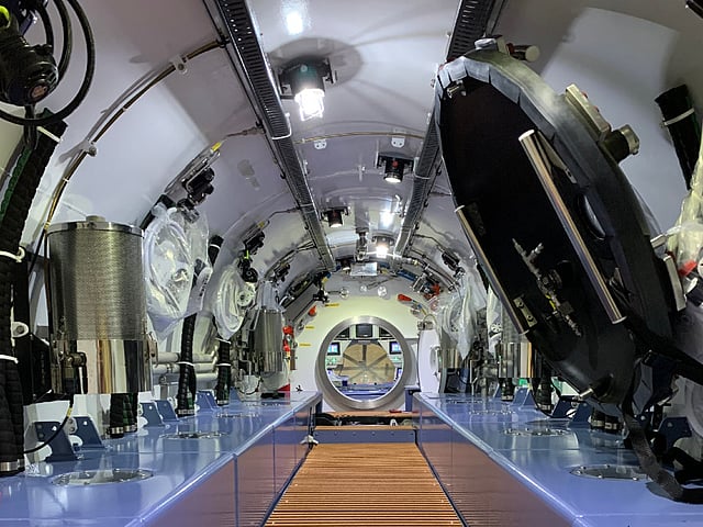 VESSEL REVIEW | Highly versatile, deep-diving submarine rescue vehicle ...