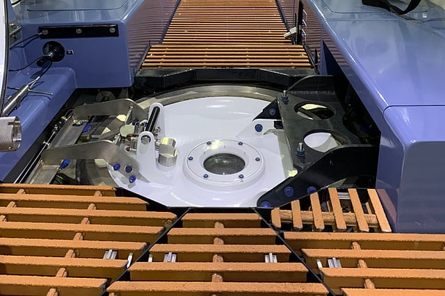 VESSEL REVIEW | Highly versatile, deep-diving submarine rescue vehicle ...