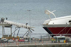 ‘Spirit of Tasmania II’ smashes pier in Melbourne