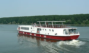 New cruise barge connects Mantua to Venice
