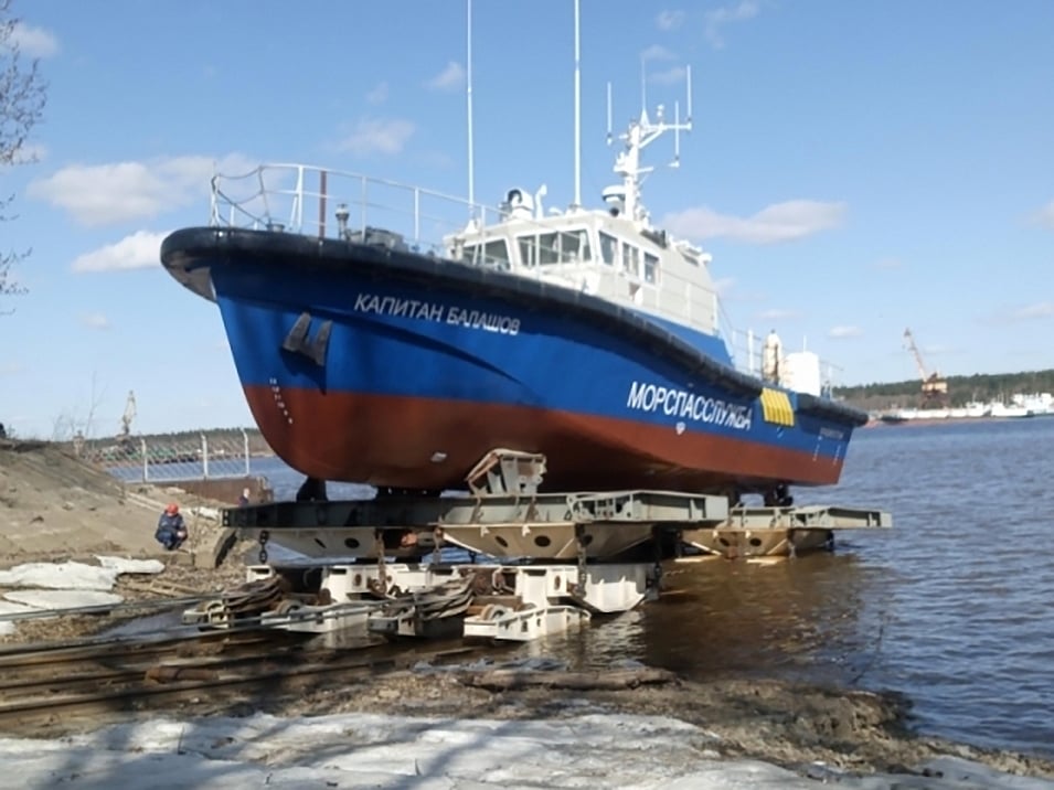 Yaroslavsky Shipy Shipbuilding Plant floats boom-laying boat