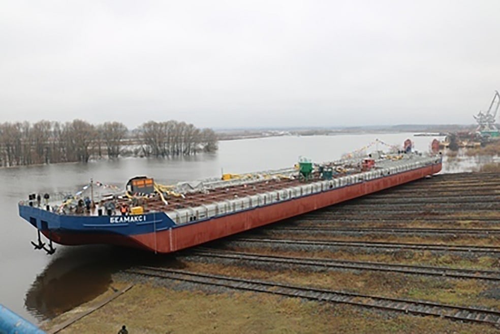 Okskaya Sudoverf launches shallow-draught tank barge
