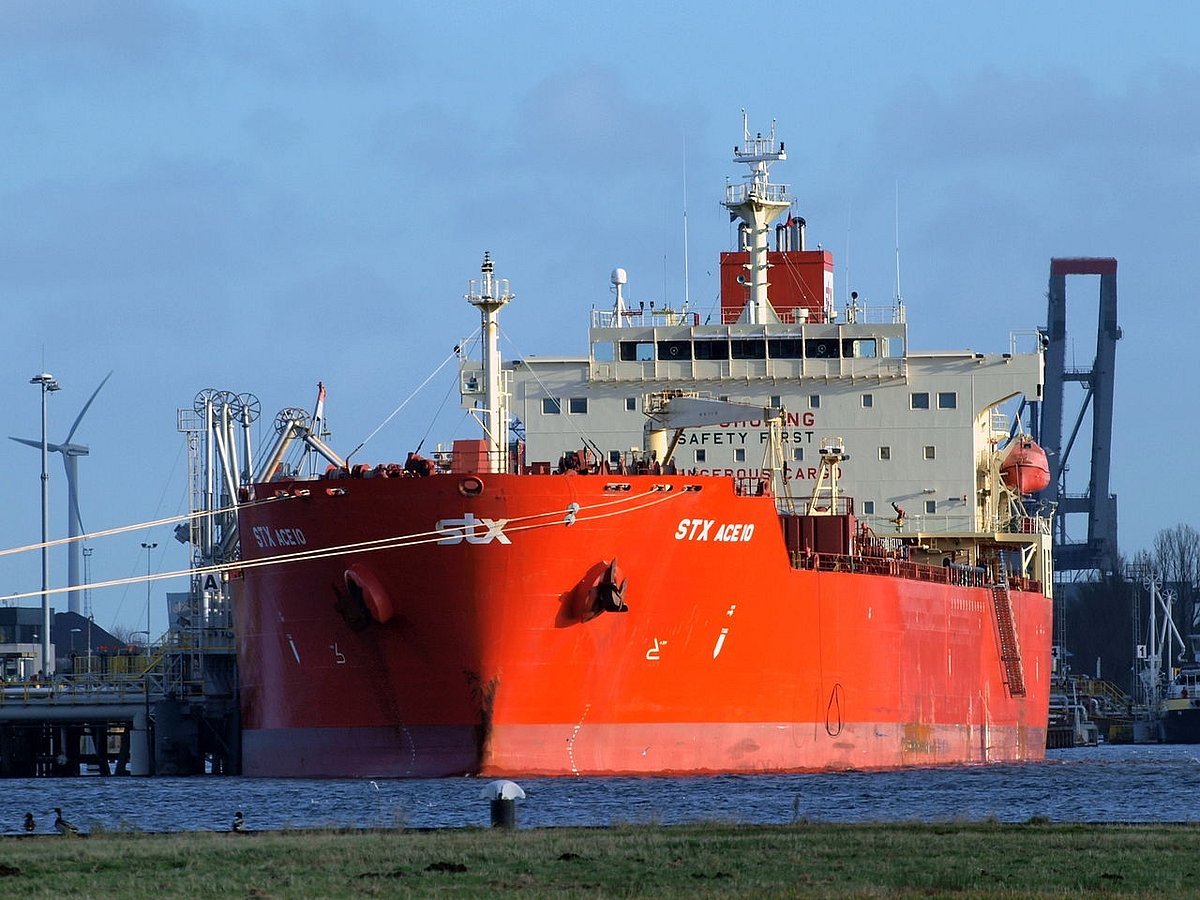 Pan Ocean orders two containerships