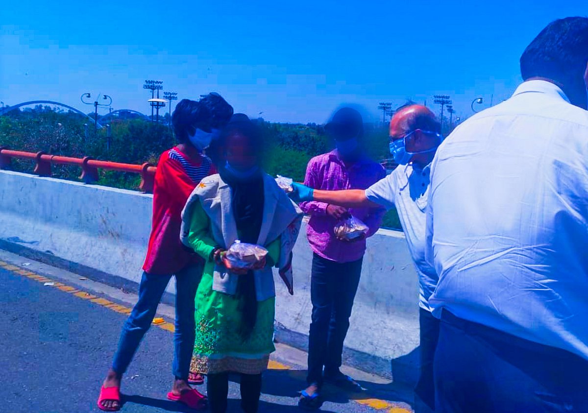 Justice Ravindra Bhat hands out relief packages to migrant workers ...