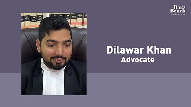 What do senior lawyers pay their junior advocates in Kolkata?