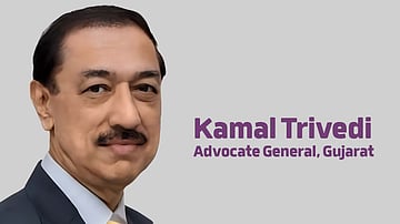 What do senior lawyers pay their junior advocates in Gujarat?