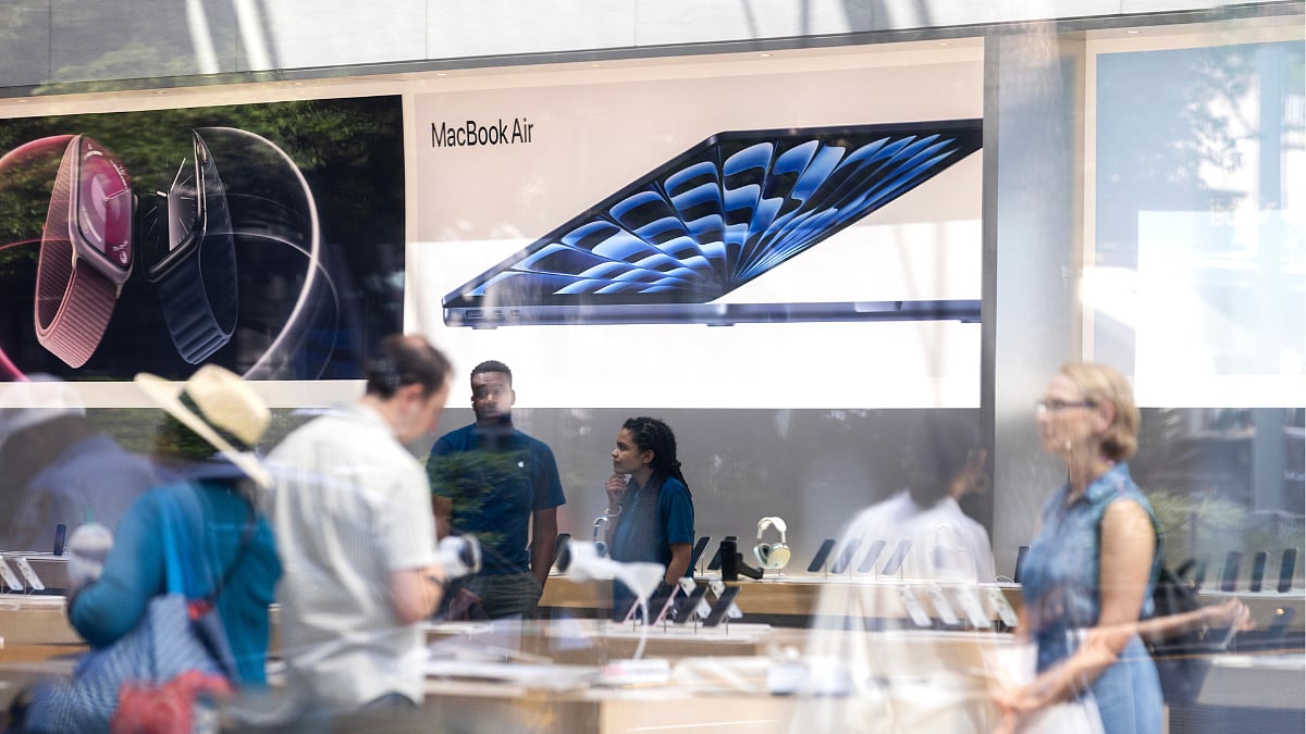 🔒 Berkshire slashes Apple stake, hits record cash reserve