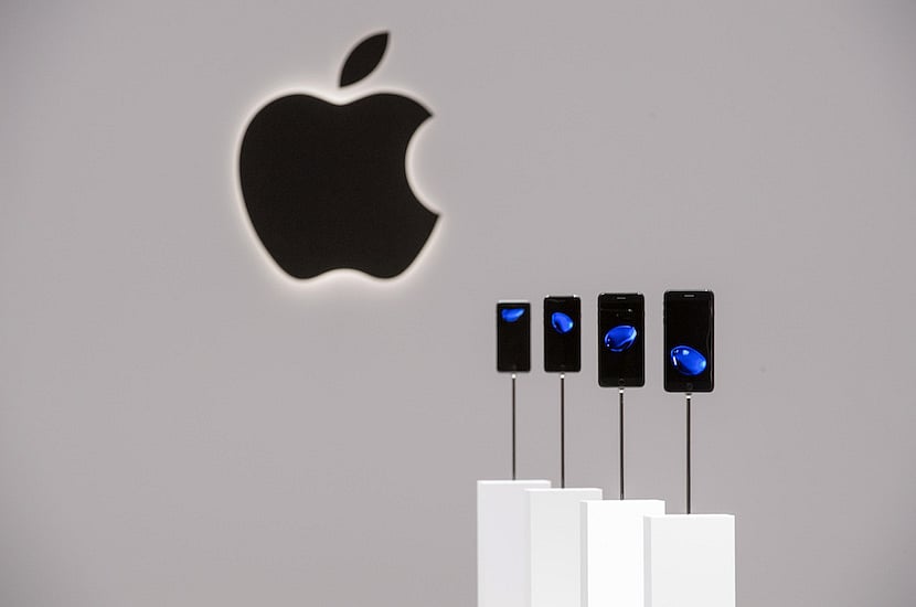 🔒 The sage of Omaha shakes off tech aversion with deep bite into Apple