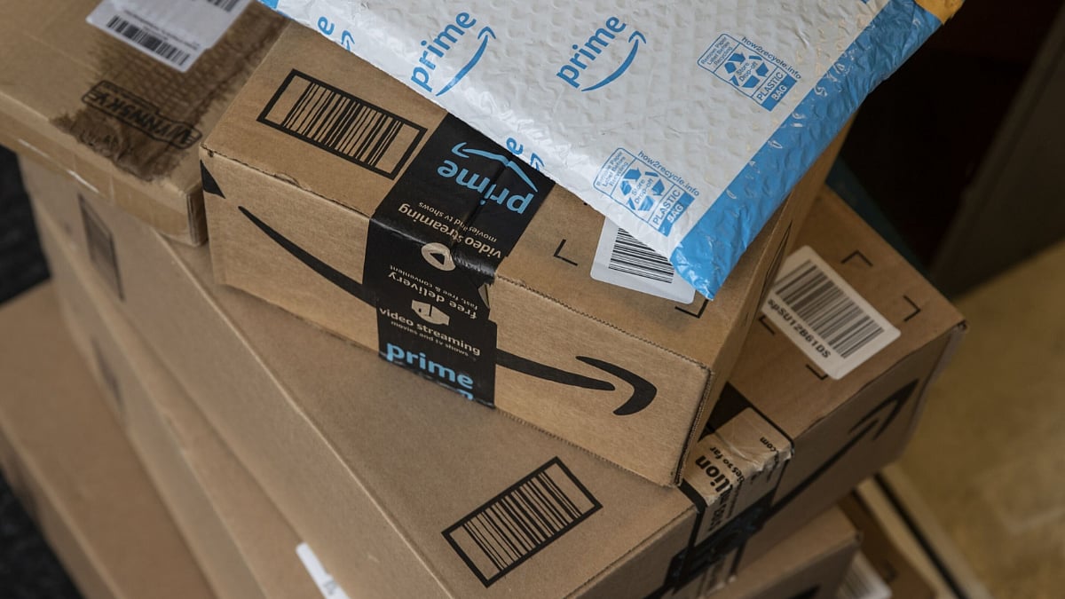 Amazon gains momentum on Wall Street, approaches all-time high