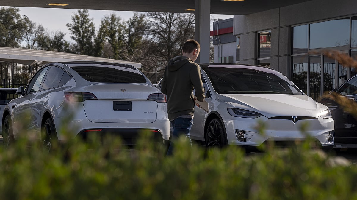 🔒 Hedge funds hit by Tesla's surprise rally after shorting stock