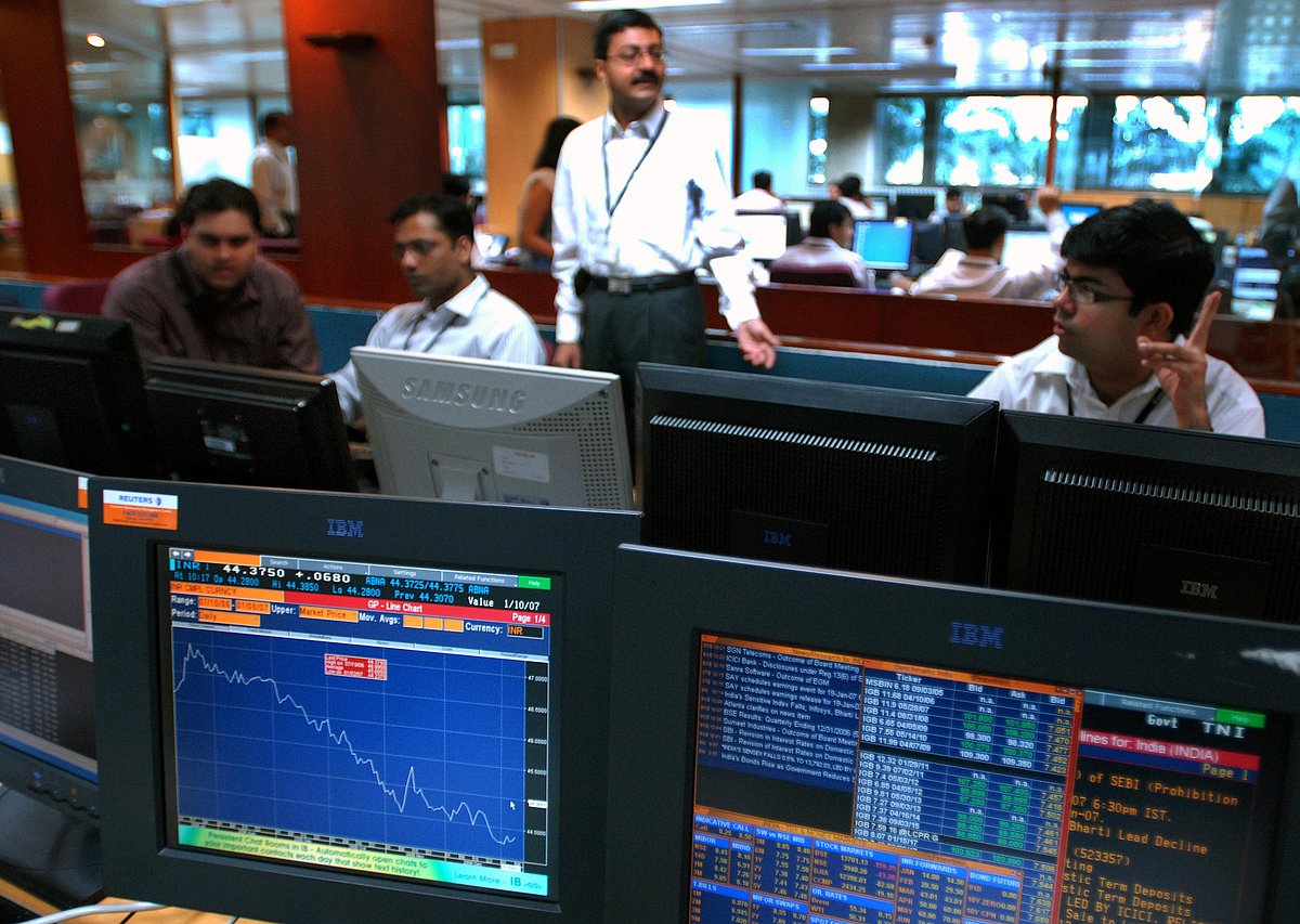 Stocks Radar: Reliance Industries, Apollo Hospitals, Hindalco