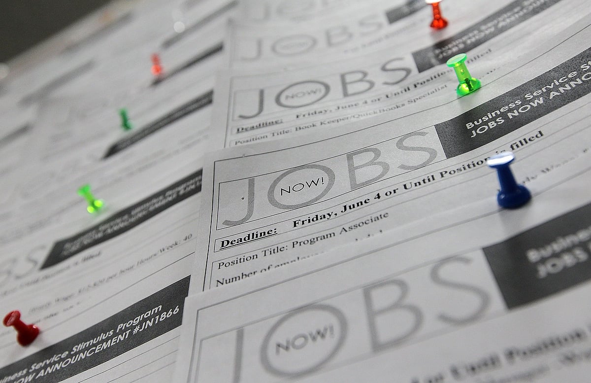 US Initial Jobless Claims Drop for the First Time in Three Weeks