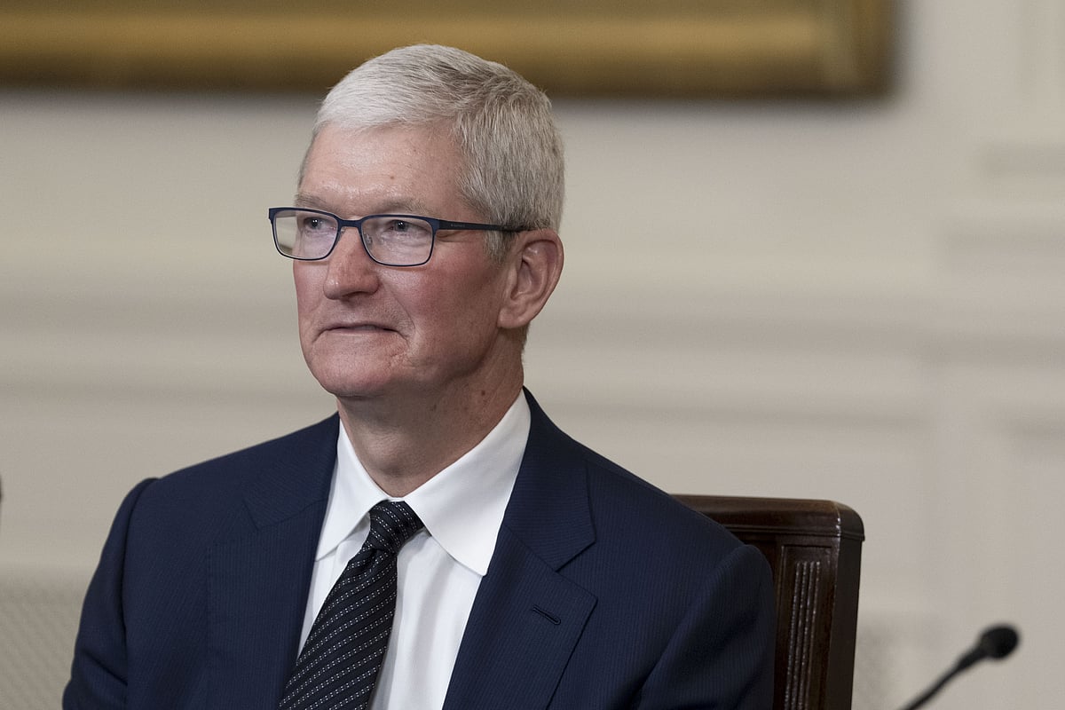 Apple’s Tim Cook Meets Donald Trump As Tariffs Threaten iPhones