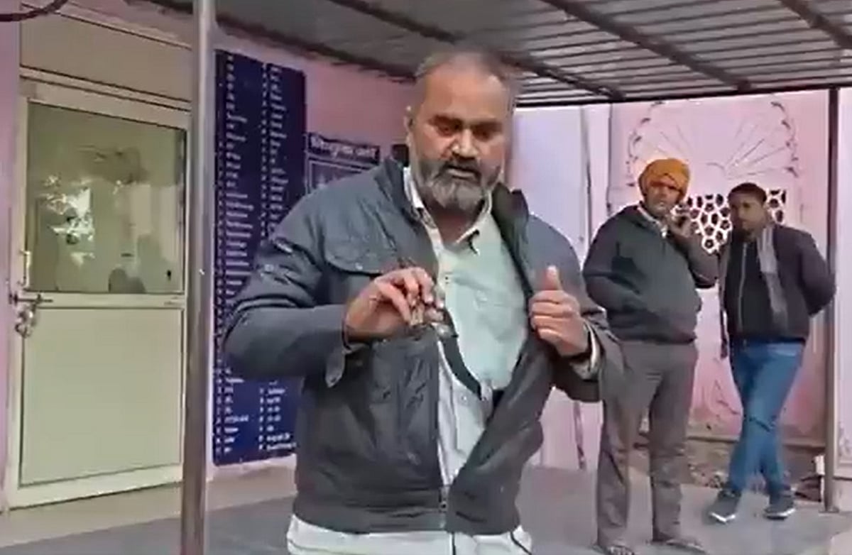 Mathura Man Carries Snake In Pocket To Hospital After Being Bitten ...