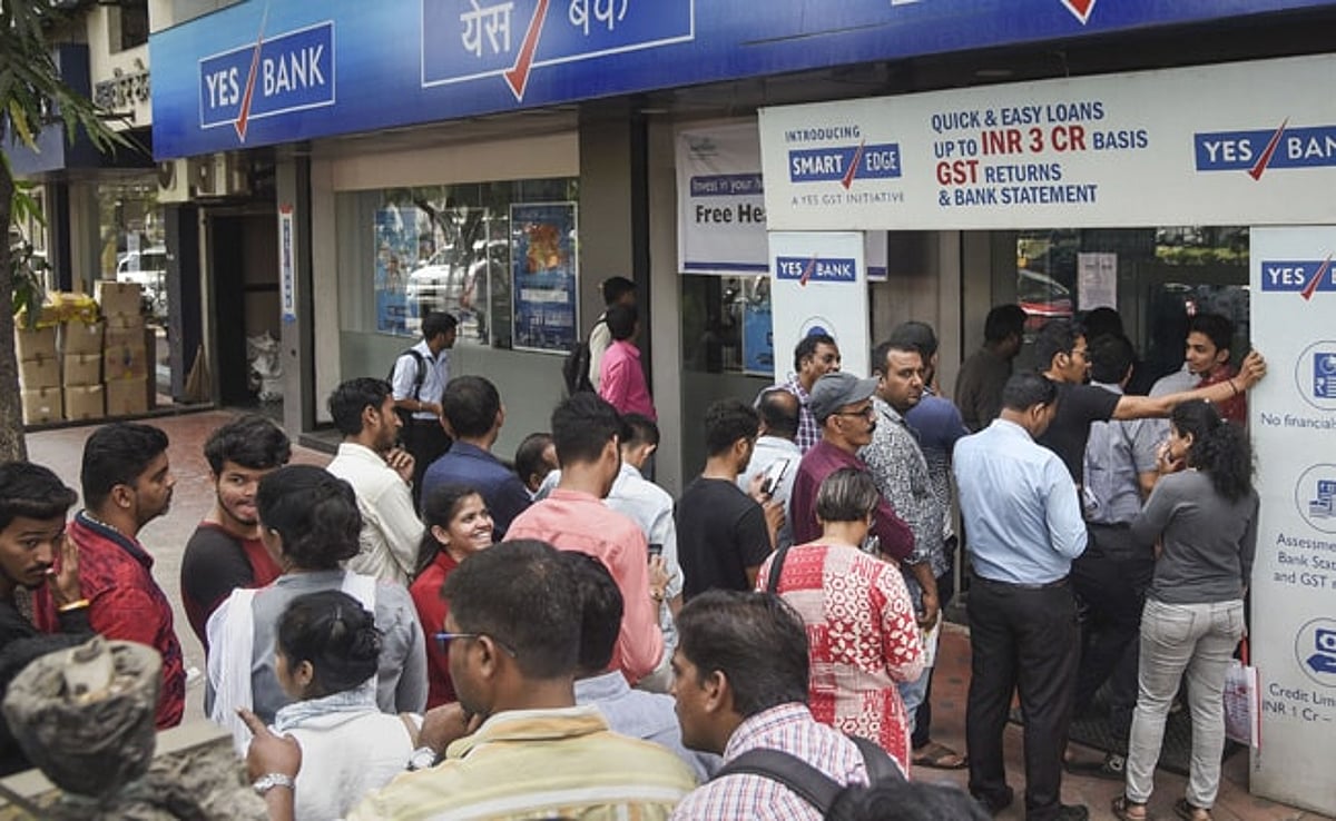 Yes Bank crisis News: Yes Bank Crashes 85% After Moratorium, RBI ...