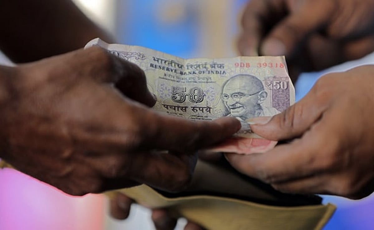 Rupee Declines 19 Paise To Close At 81.77 Against US Dollar