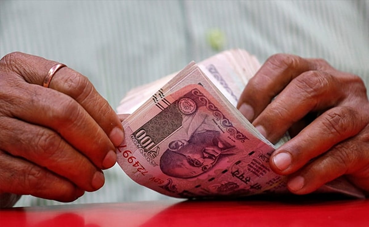 Rupee Rises 4 Paise To Close At 82.02 Against US Dollar