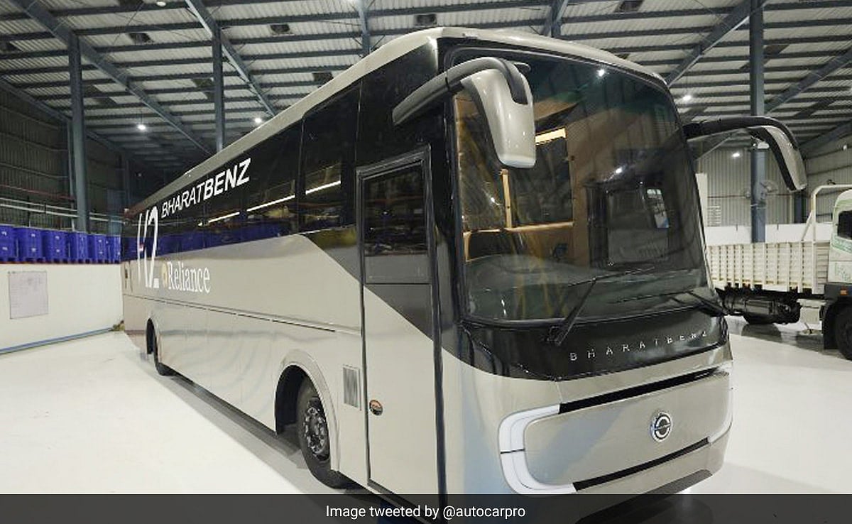 Bharat Benz, Reliance Showcase their India’s First Hydrogen Fuel Cell bus