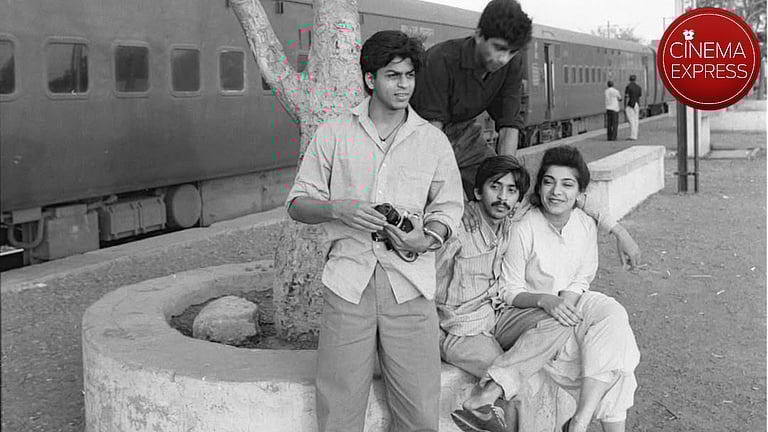 Shah Rukh Khan poses with theatre friends in monochrome photos from a ...