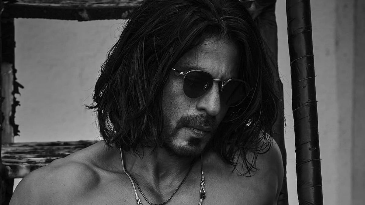 Shah Rukh Khan becomes first actor to be honoured with customised gold ...