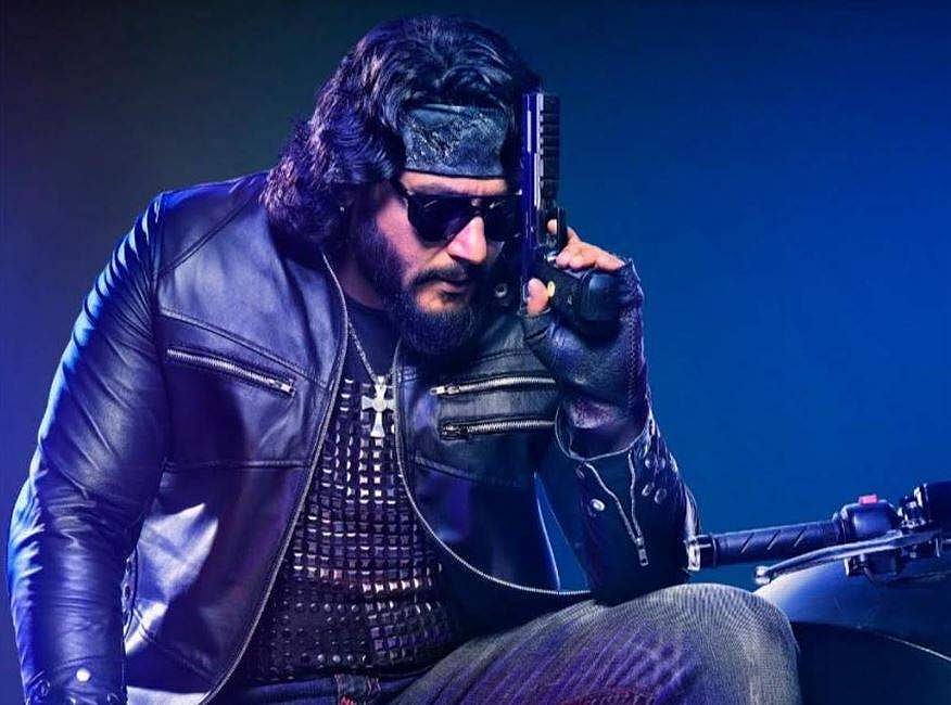 Roberrt Movie Review: Darshan strikes a fine balance between class and ...